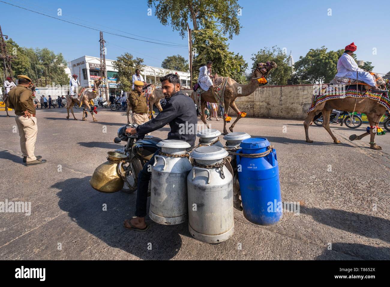 Milkman of india hi-res stock photography and images - Alamy