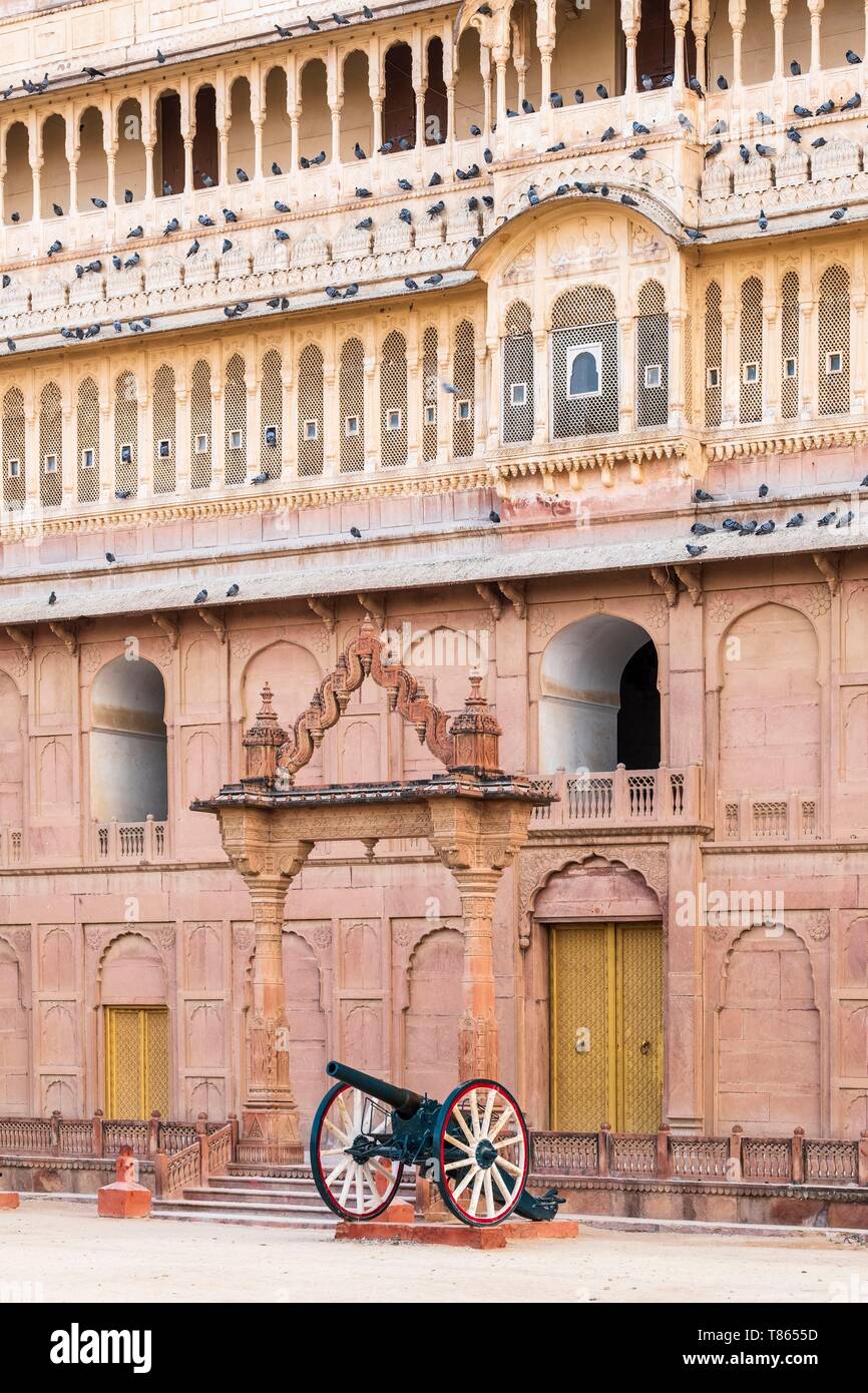 Artillery in the 16th century hi-res stock photography and images - Alamy