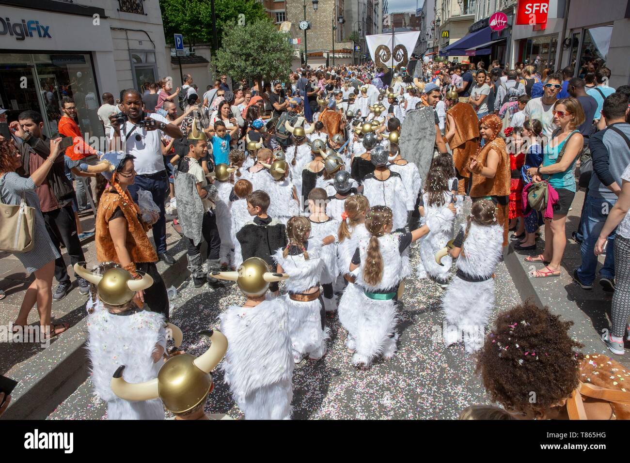 Pedestrian parade hi-res stock photography and images - Alamy