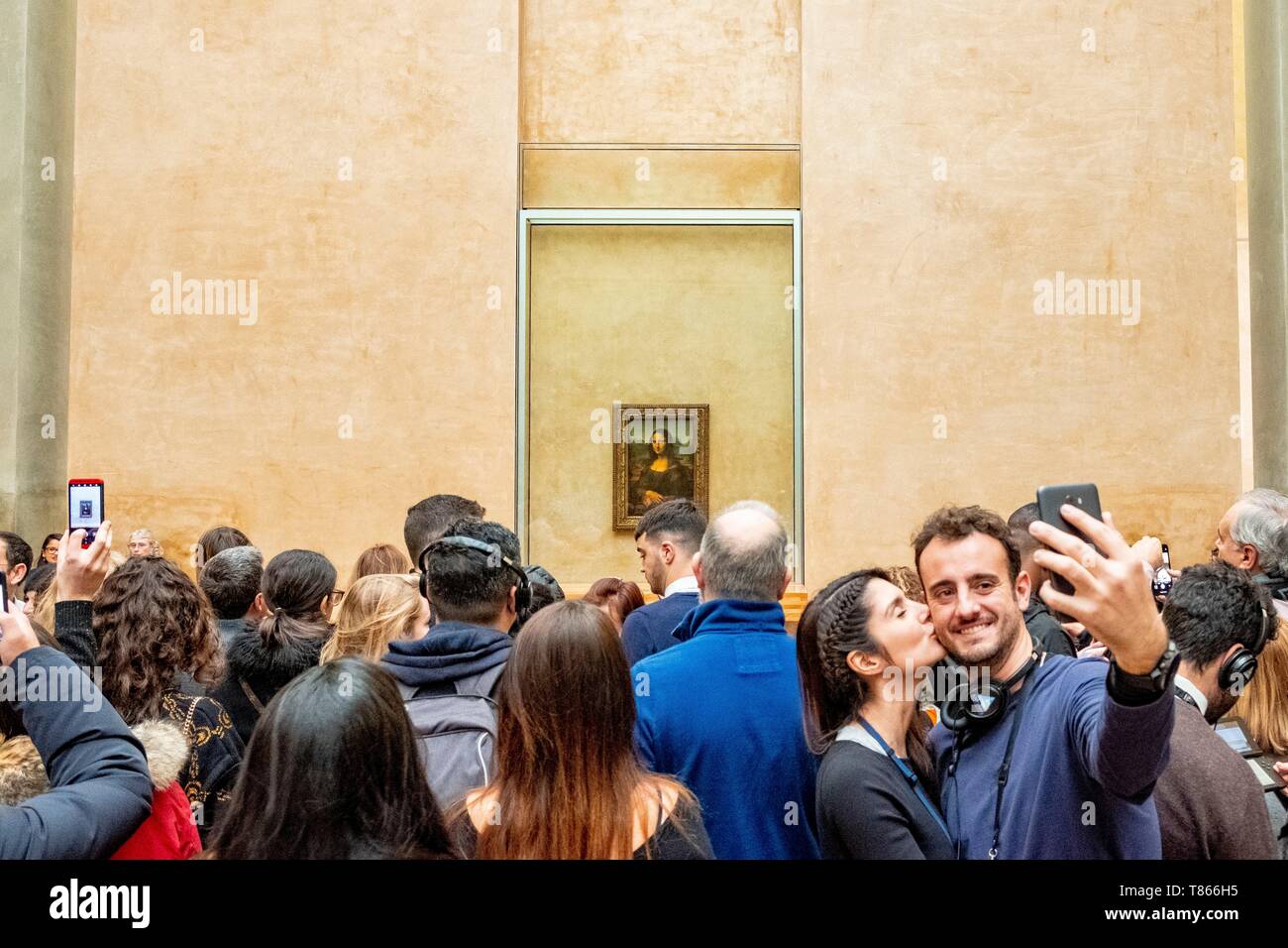 France, Paris, the Louvre Museum, crowd in front of Leonardo da Vinci's ...