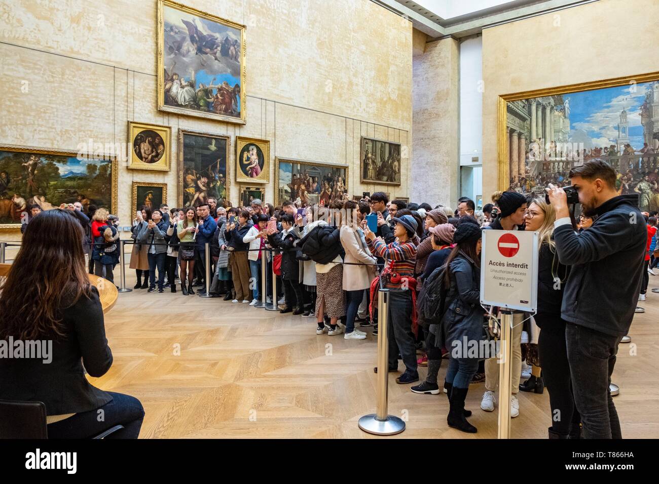 France, Paris, the Louvre Museum, crowd in front of Leonardo da Vinci's ...