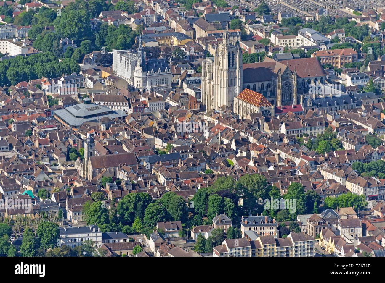France, Yonne, city of Sens, The city hall and the cathedral Saint ...