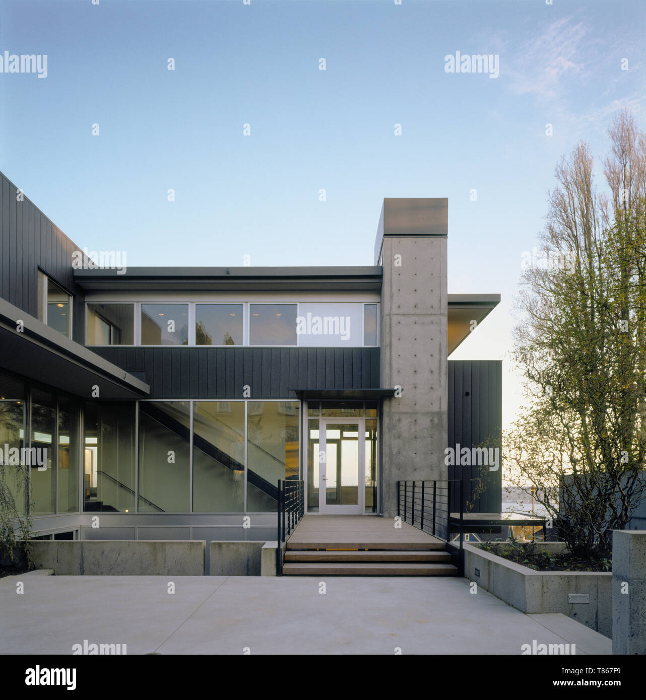 Modern home selling hi-res stock photography and images - Alamy