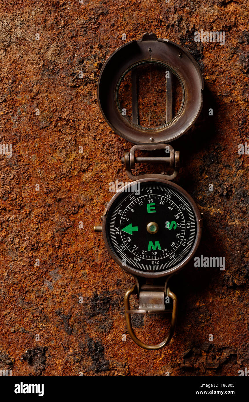Antique brass compass on map hi-res stock photography and images - Alamy