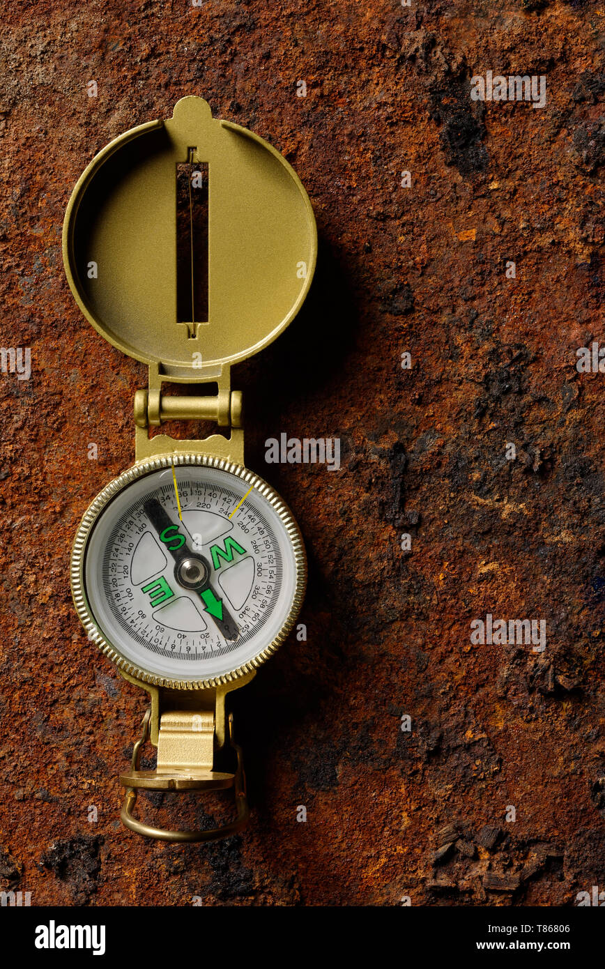 Antique brass compass on map hi-res stock photography and images - Alamy