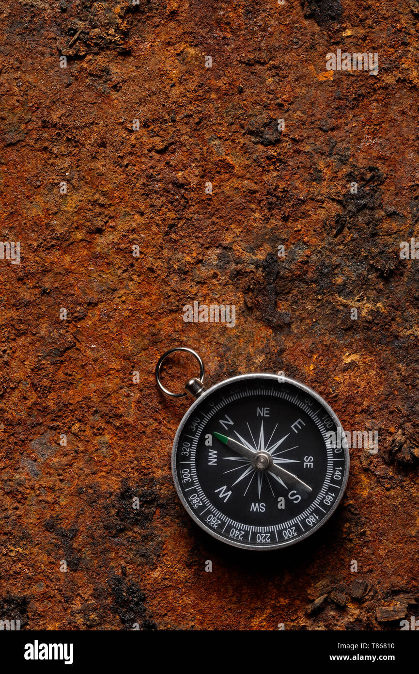Antique brass compass on map hi-res stock photography and images - Alamy
