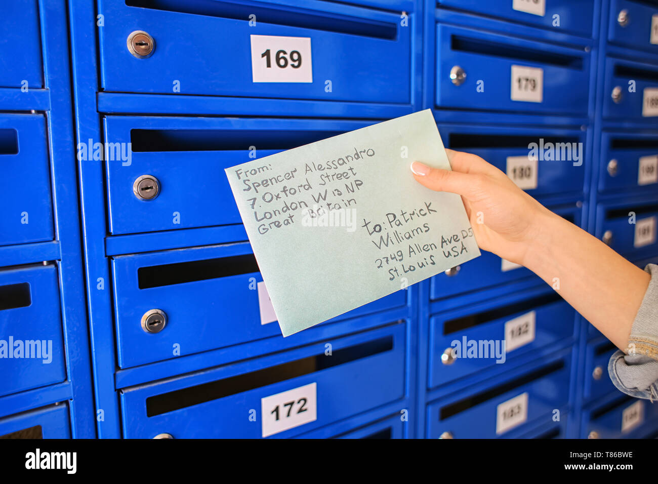 Woman receiving letter delivery person hi-res stock photography and ...