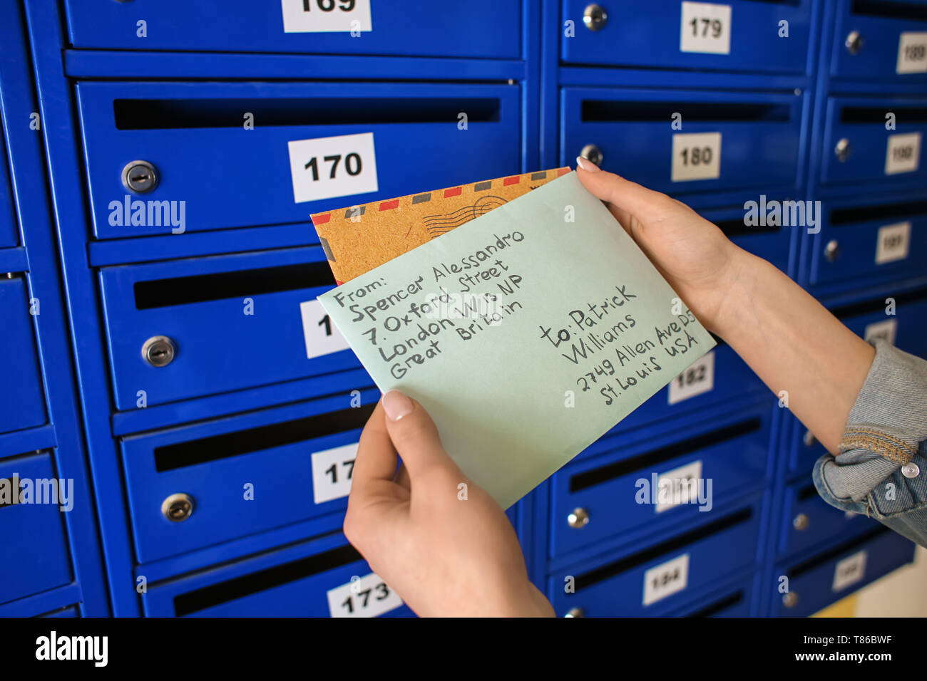 Woman receiving letter delivery person hi-res stock photography and ...