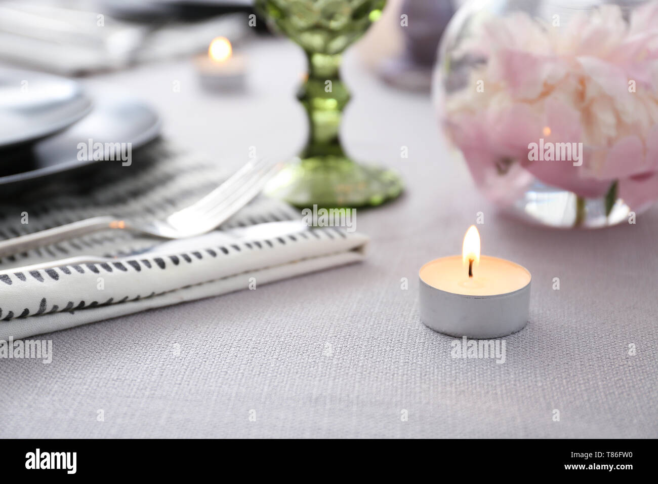 Candle glow on dining table hi-res stock photography and images - Alamy
