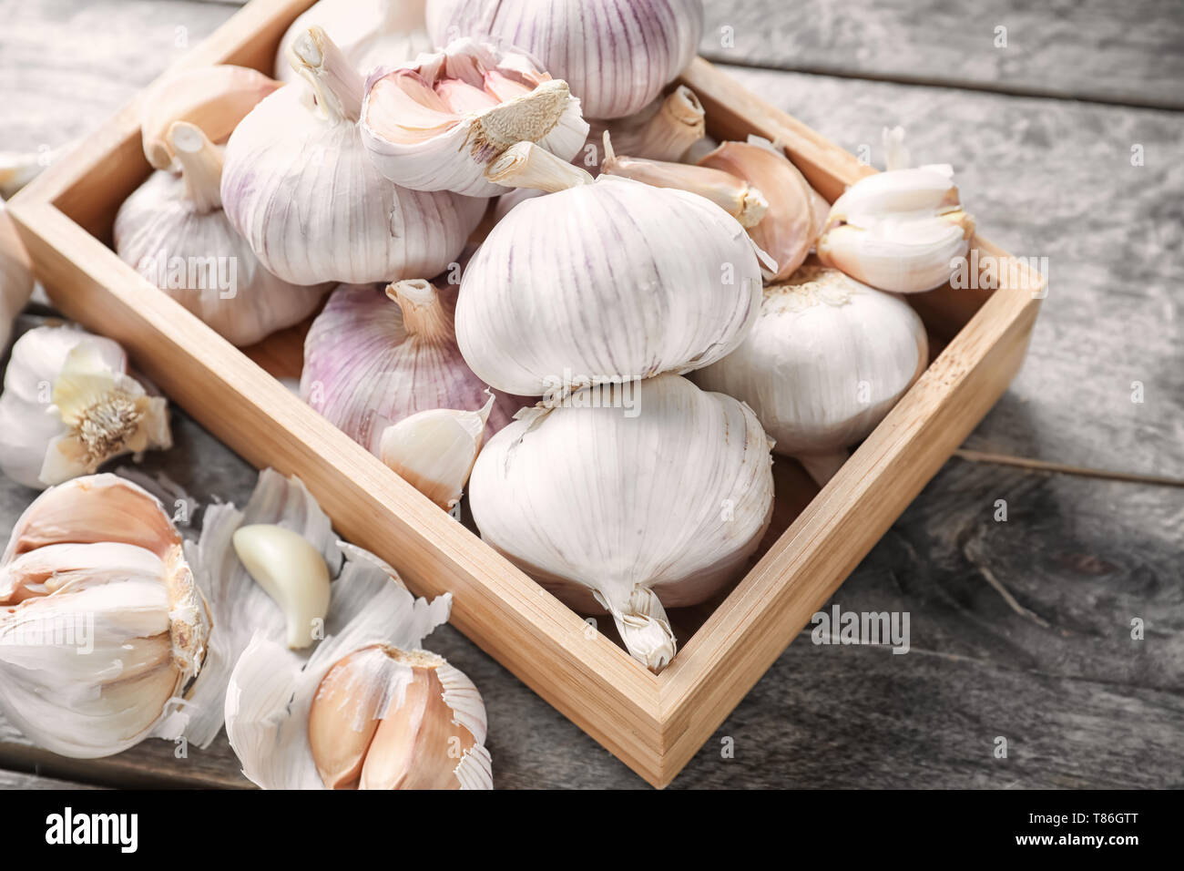 Wooden box of garlic cloves hi-res stock photography and images - Alamy