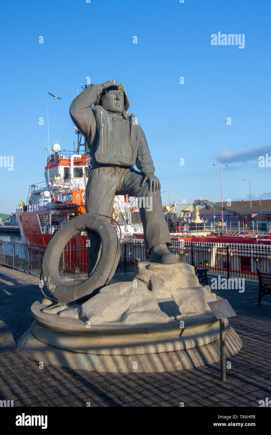RNLI Lifeboatmen statue with Putford Jaguar passing it, Lowestoft Stock ...