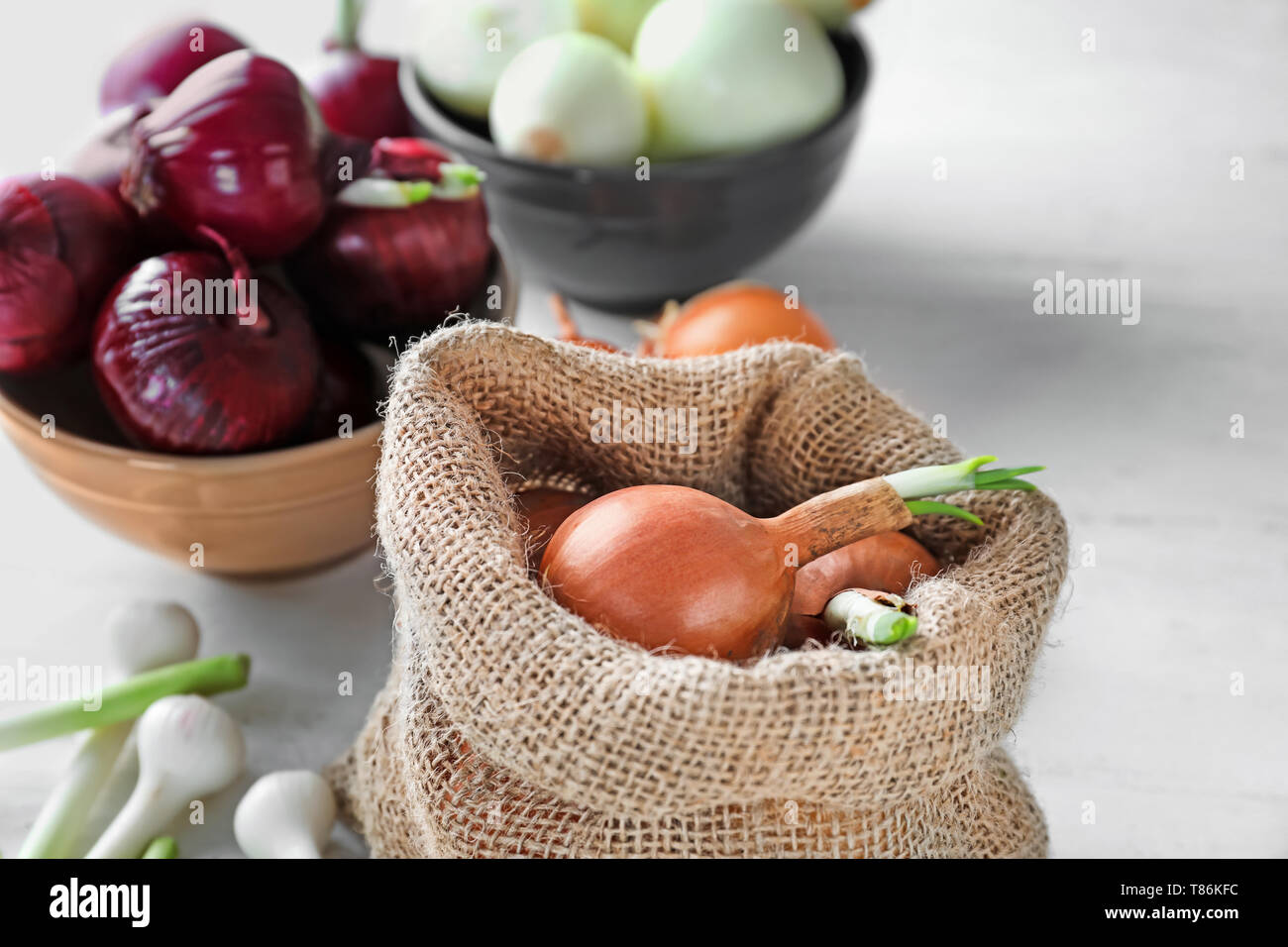 White sack bag of onions hi-res stock photography and images - Alamy