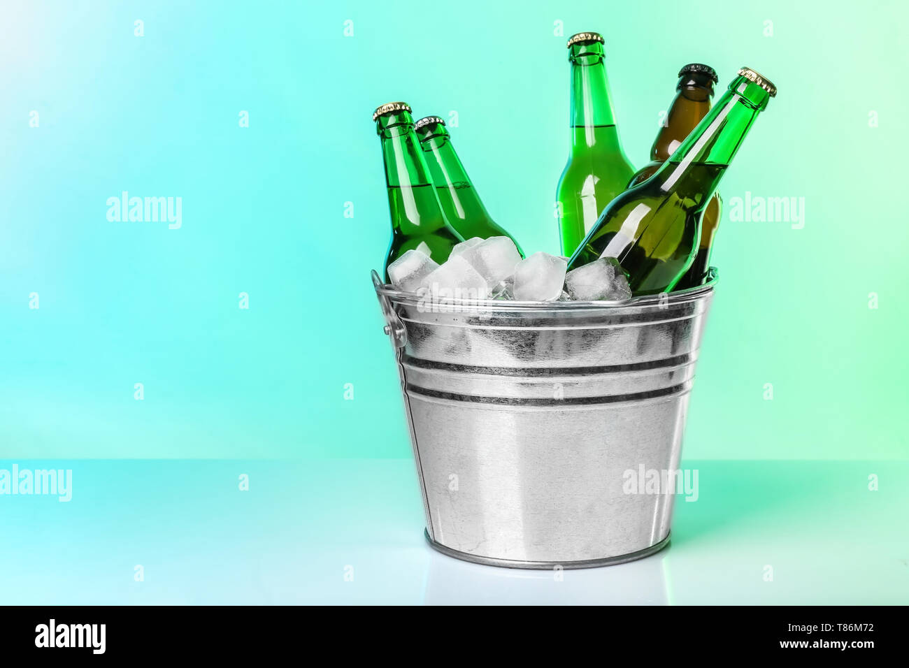 Beer in ice bucket hi-res stock photography and images - Alamy