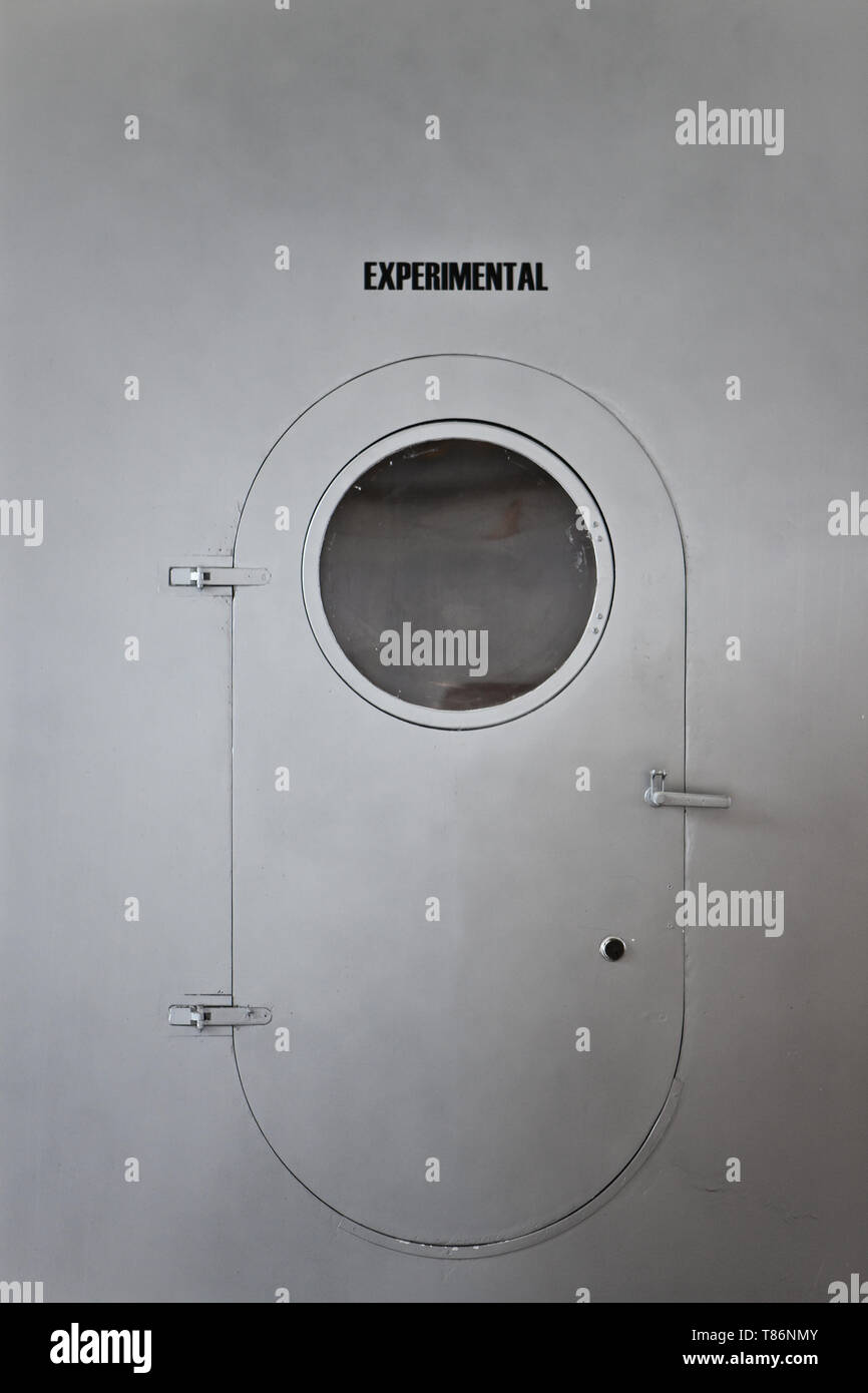 Pressurized door hi-res stock photography and images - Alamy