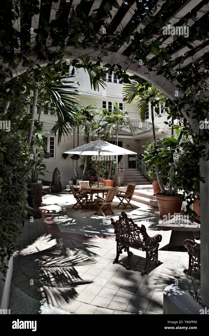 Arbor seating hi-res stock photography and images - Alamy