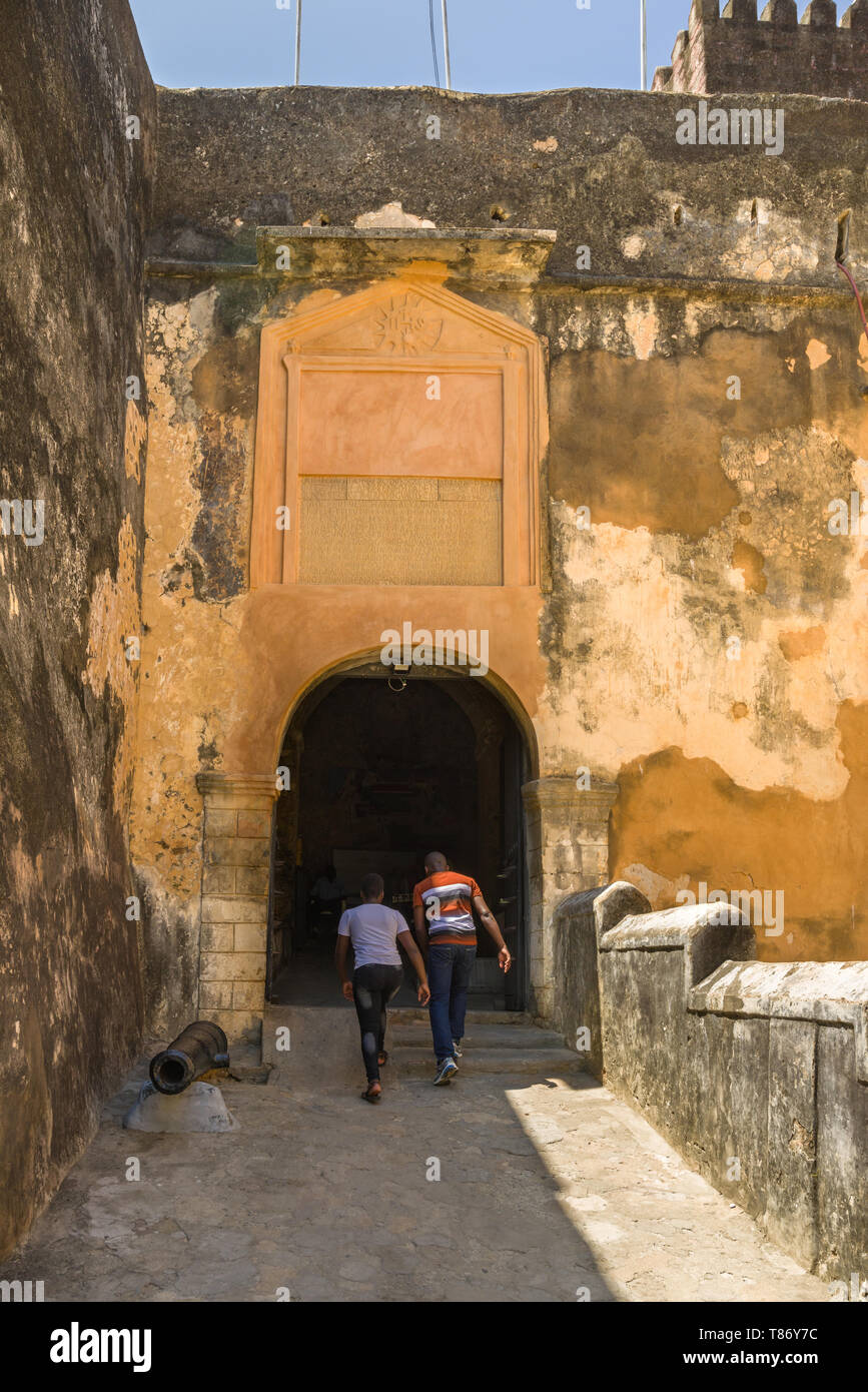 People walking in to the entrance of Fort Jesus, Mombasa, Kenya Stock ...