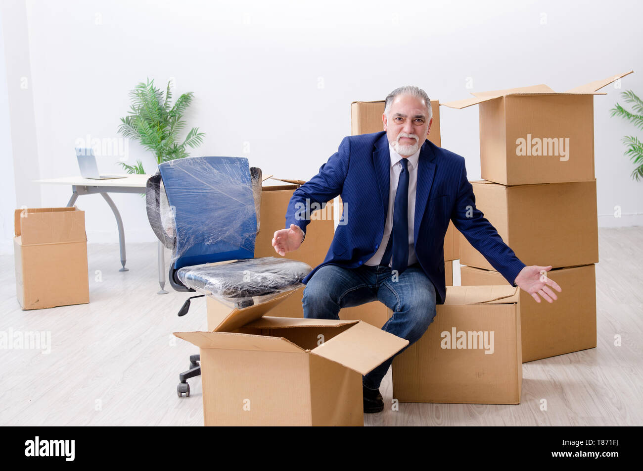 Aged businessman moving to new workplace Stock Photo - Alamy