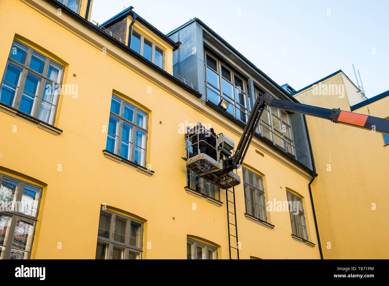 Two man bucket work platform hi-res stock photography and images - Alamy