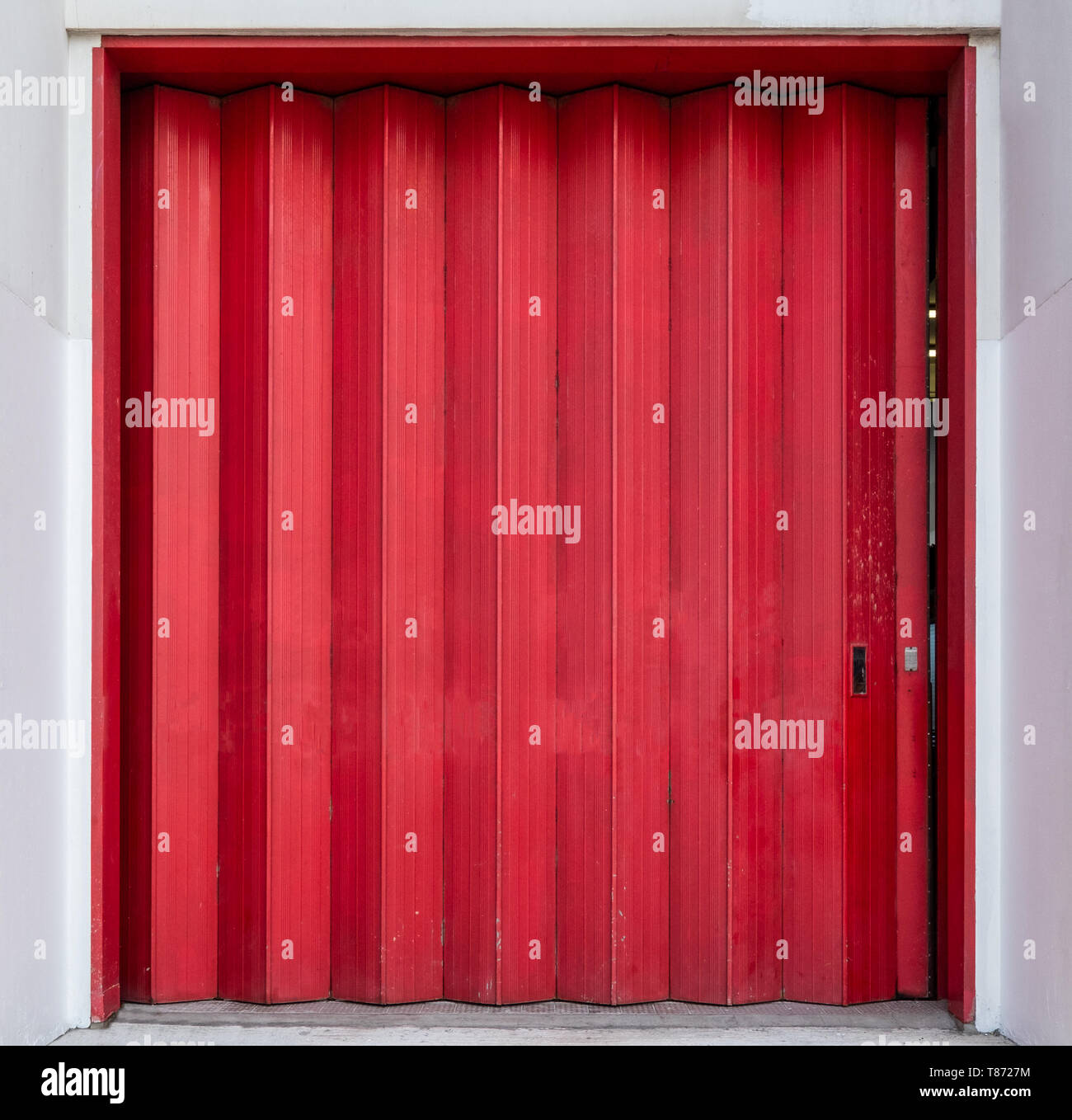 Red shutter plate hi-res stock photography and images - Alamy