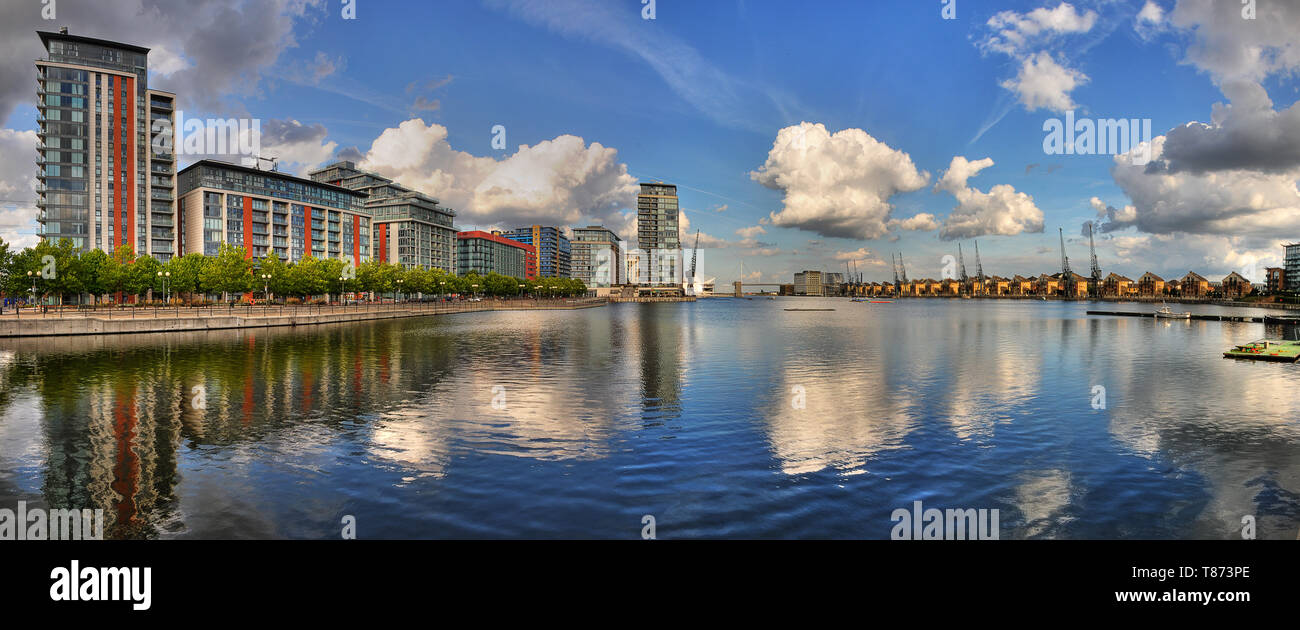 Pontoon docks hi-res stock photography and images - Alamy