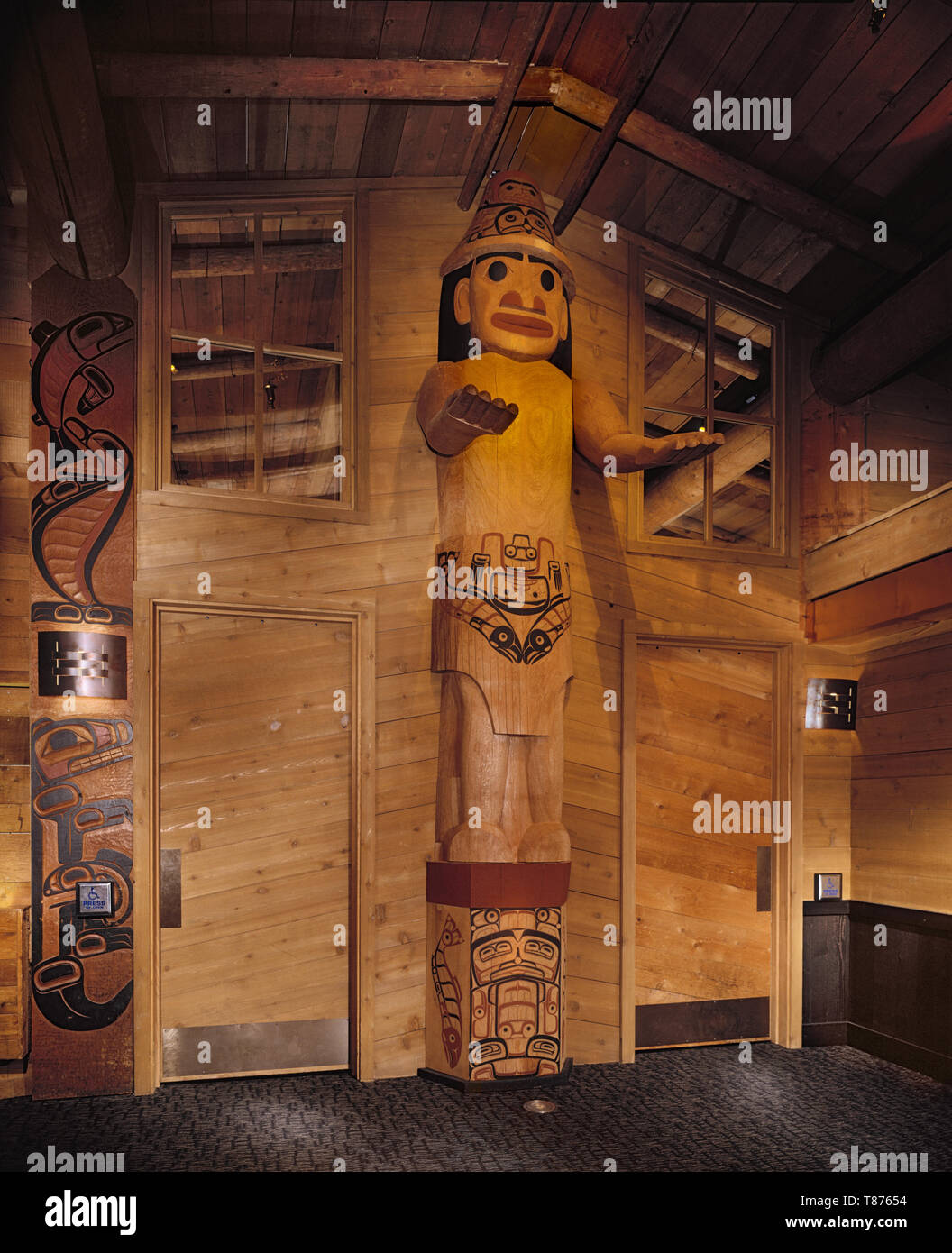 American rustic wood carving hi-res stock photography and images - Alamy