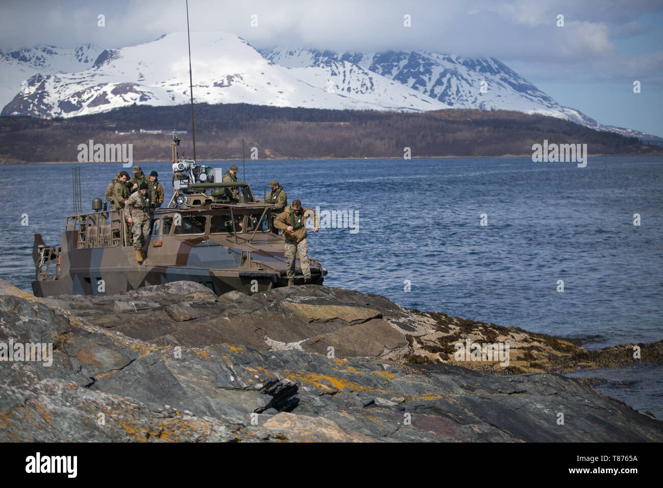 U.S. Marines with 1st Platoon, 1st Reconnaissance Battalion, 1st Marine ...