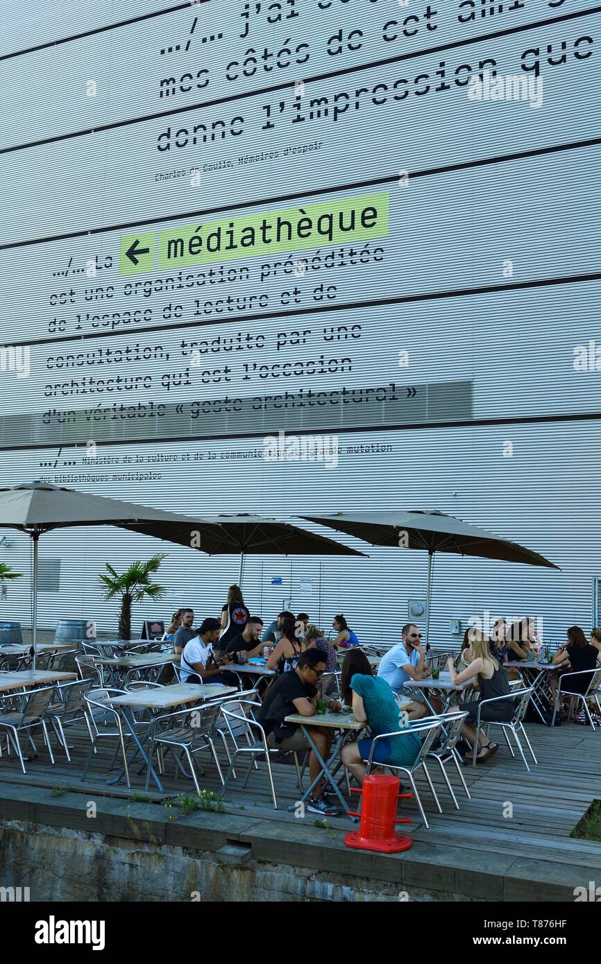 Harbour cafe people close hi-res stock photography and images - Alamy