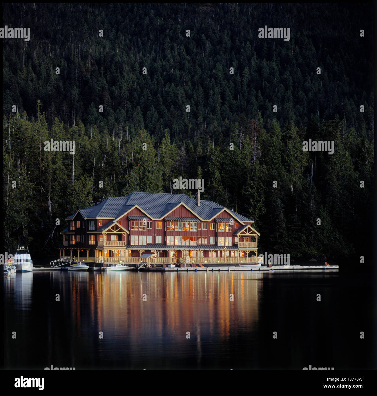 Lakeside accommodations hi-res stock photography and images - Alamy