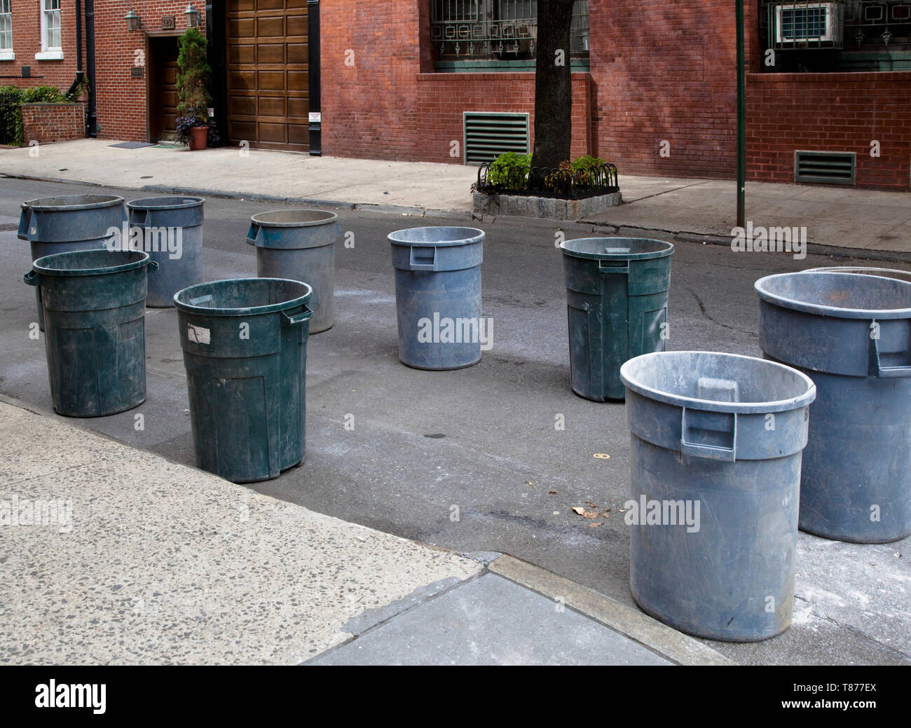 New york street trash cans hi-res stock photography and images - Alamy