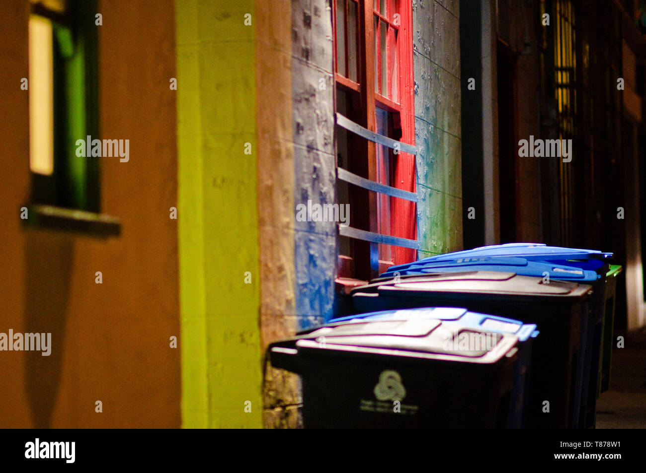 Trash bins in alleyway hi-res stock photography and images - Alamy