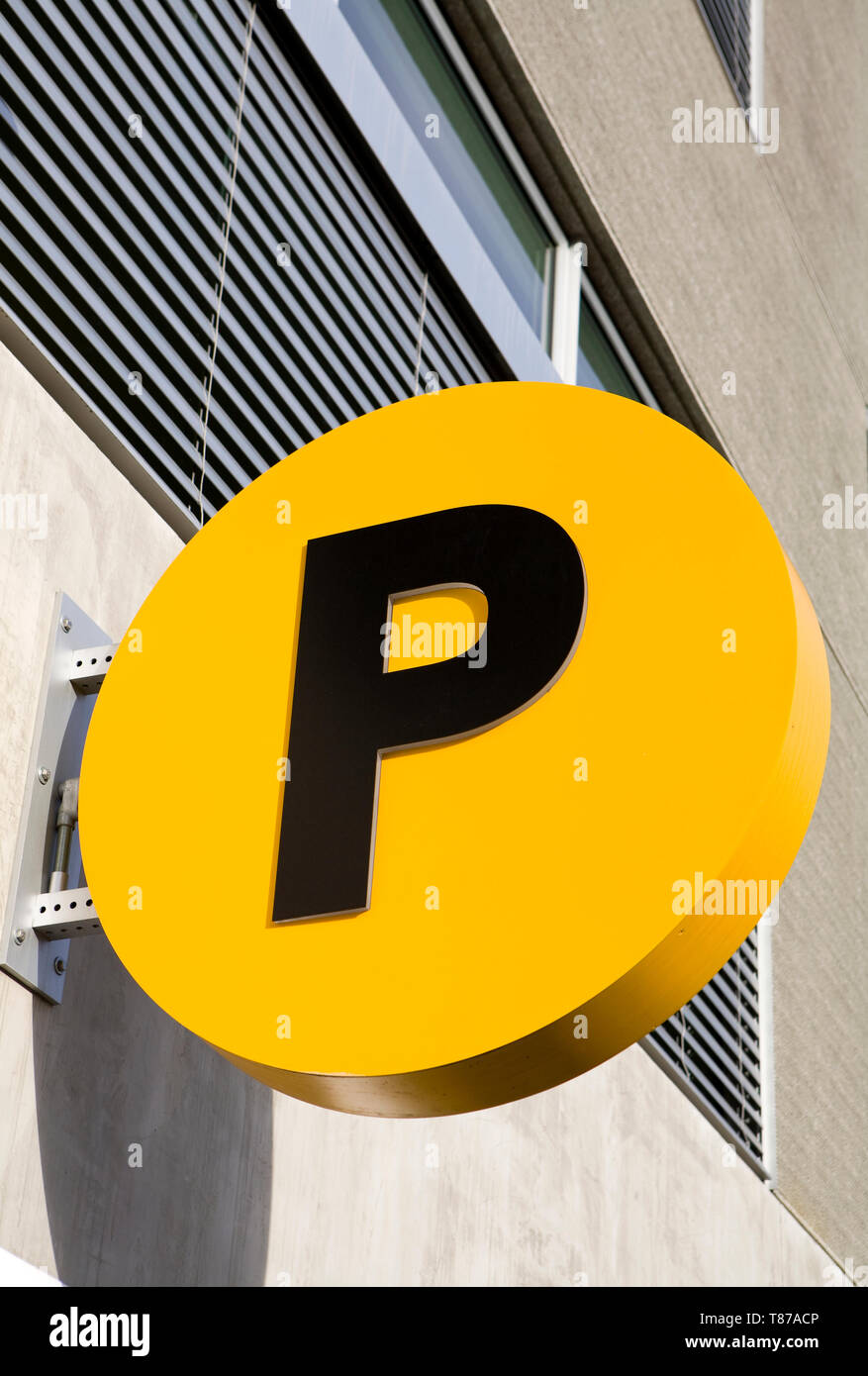 Outside parking detail sign hi-res stock photography and images - Alamy