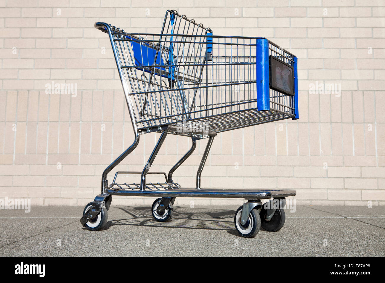 Empty Shopping Cart Stock Photo - Alamy