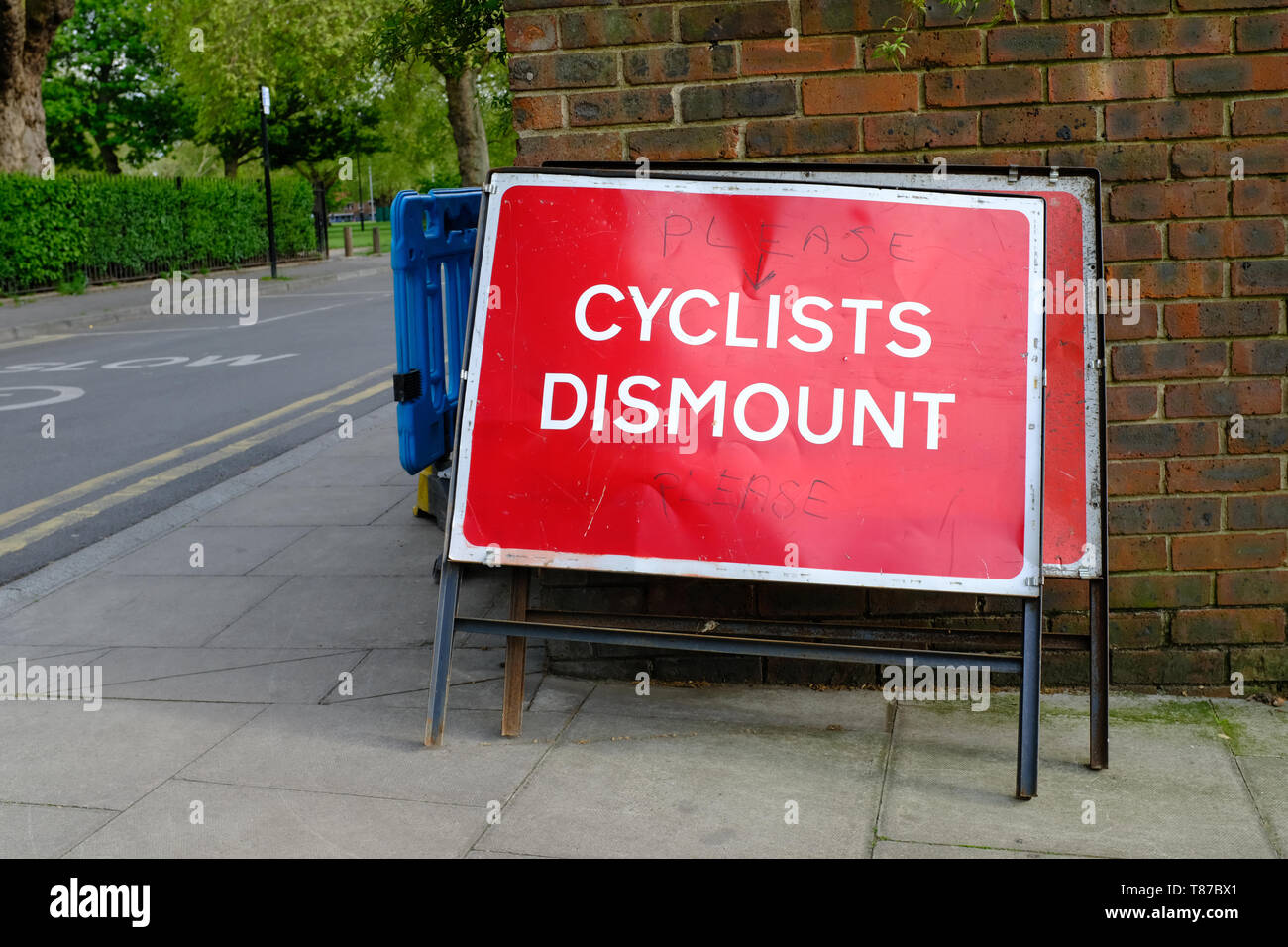 Cyclists riding warning sign hi-res stock photography and images - Alamy