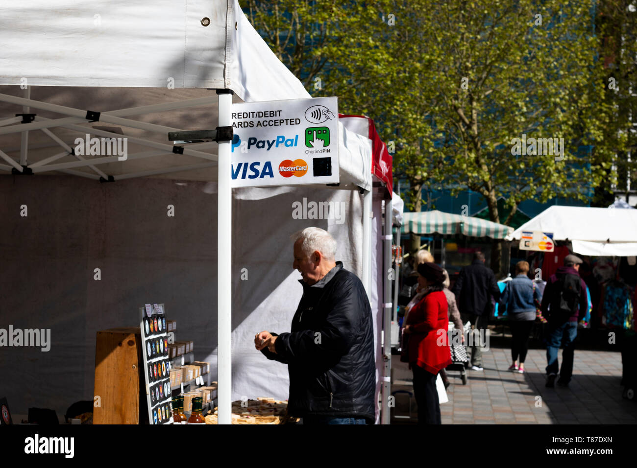payment method options sign on market stall Stock Photo - Alamy