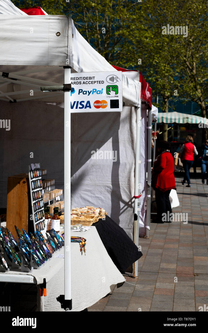 payment method options sign on market stall Stock Photo - Alamy