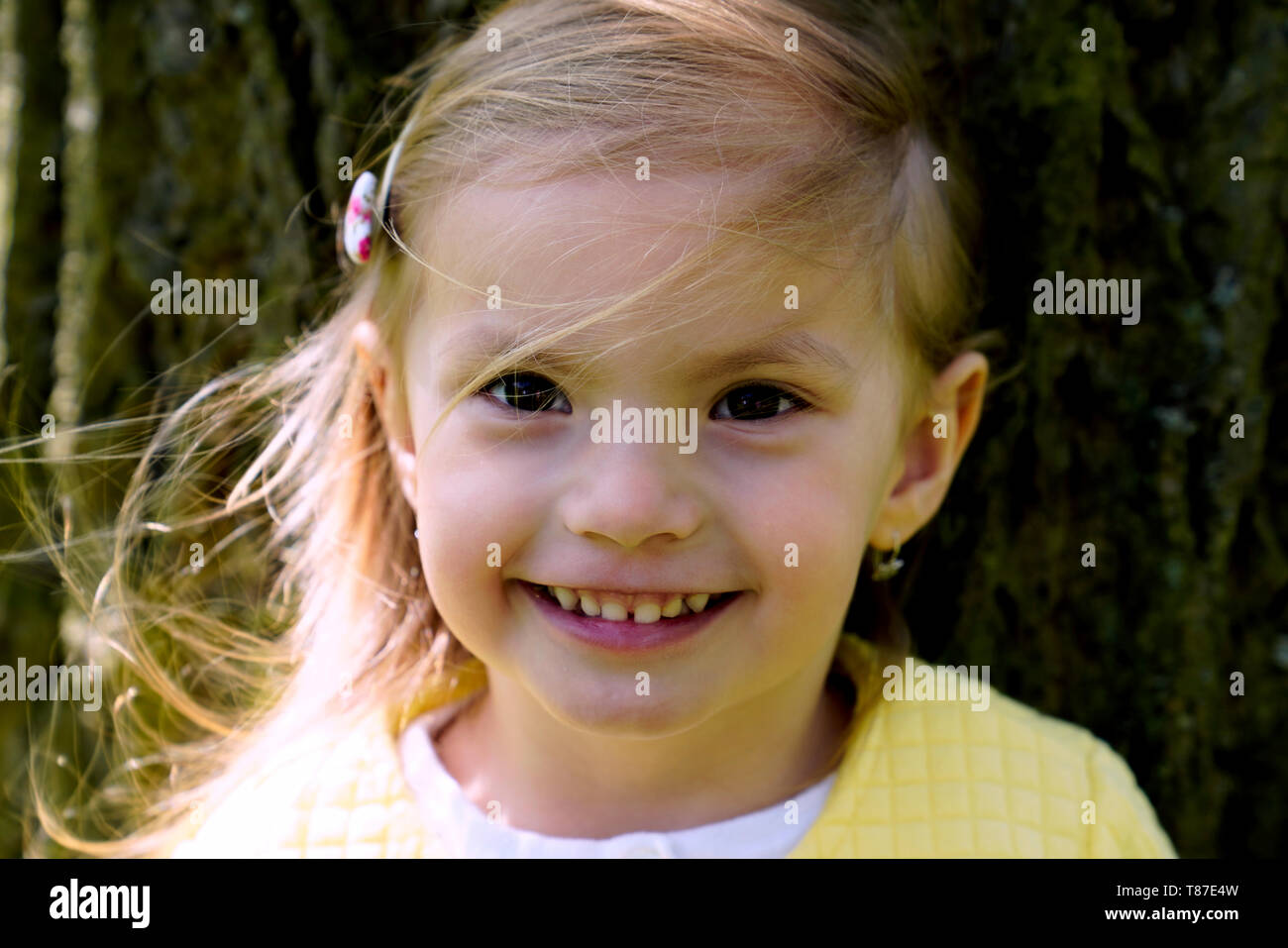 Portrait of little girl smiling hi-res stock photography and images - Alamy