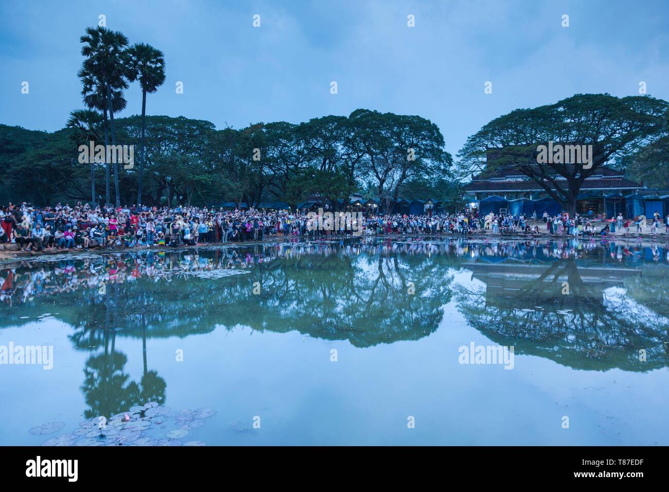 Angkor crowd hi-res stock photography and images - Alamy