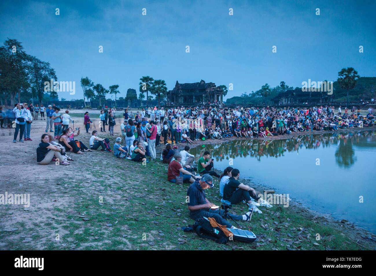 Cambodia, Angkor, Angkor Wat, crowds at sunrise Stock Photo - Alamy