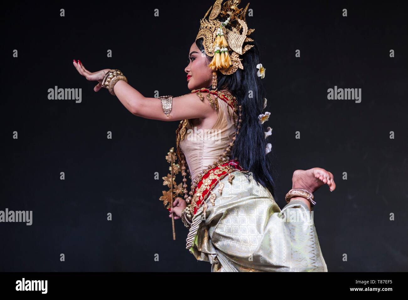 Cambodia, Phnom Penh, traditional dance performance, apsara dancer Stock Photo - Alamy