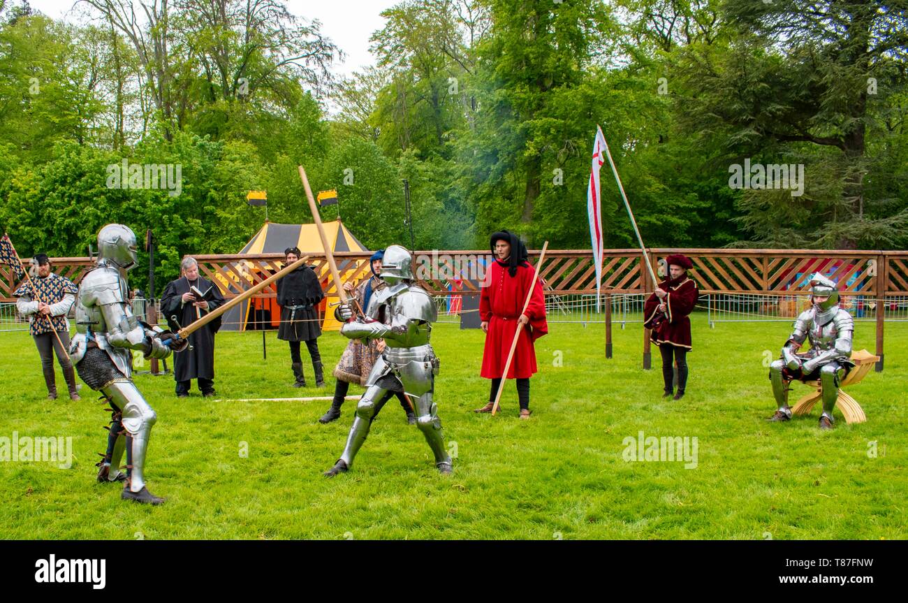 Knights foot fight in armour historical Stock Photo - Alamy