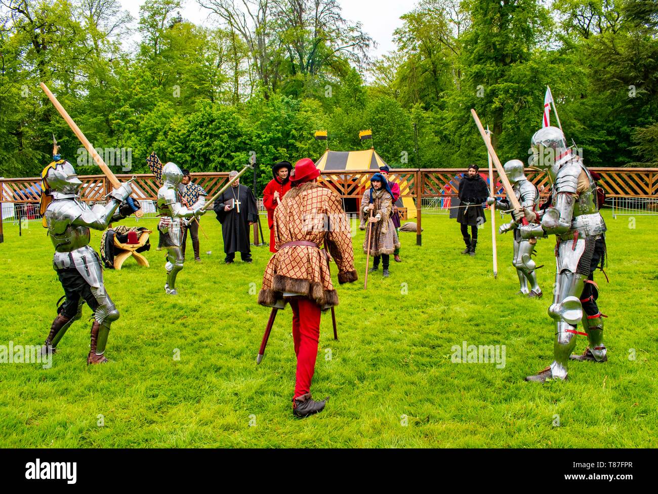 Knights foot fight in armour historical Stock Photo - Alamy