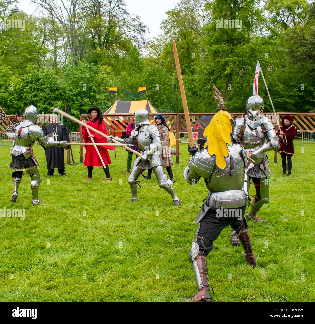 Knights foot fight in armour historical Stock Photo - Alamy
