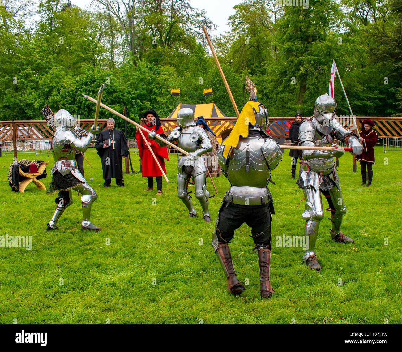 Knights foot fight in armour historical Stock Photo - Alamy