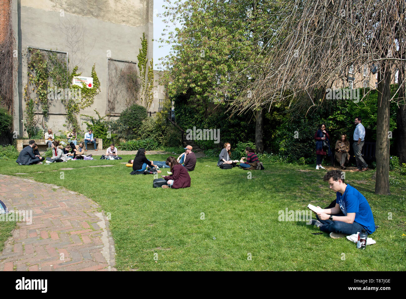People sitting on grass hi-res stock photography and images - Alamy