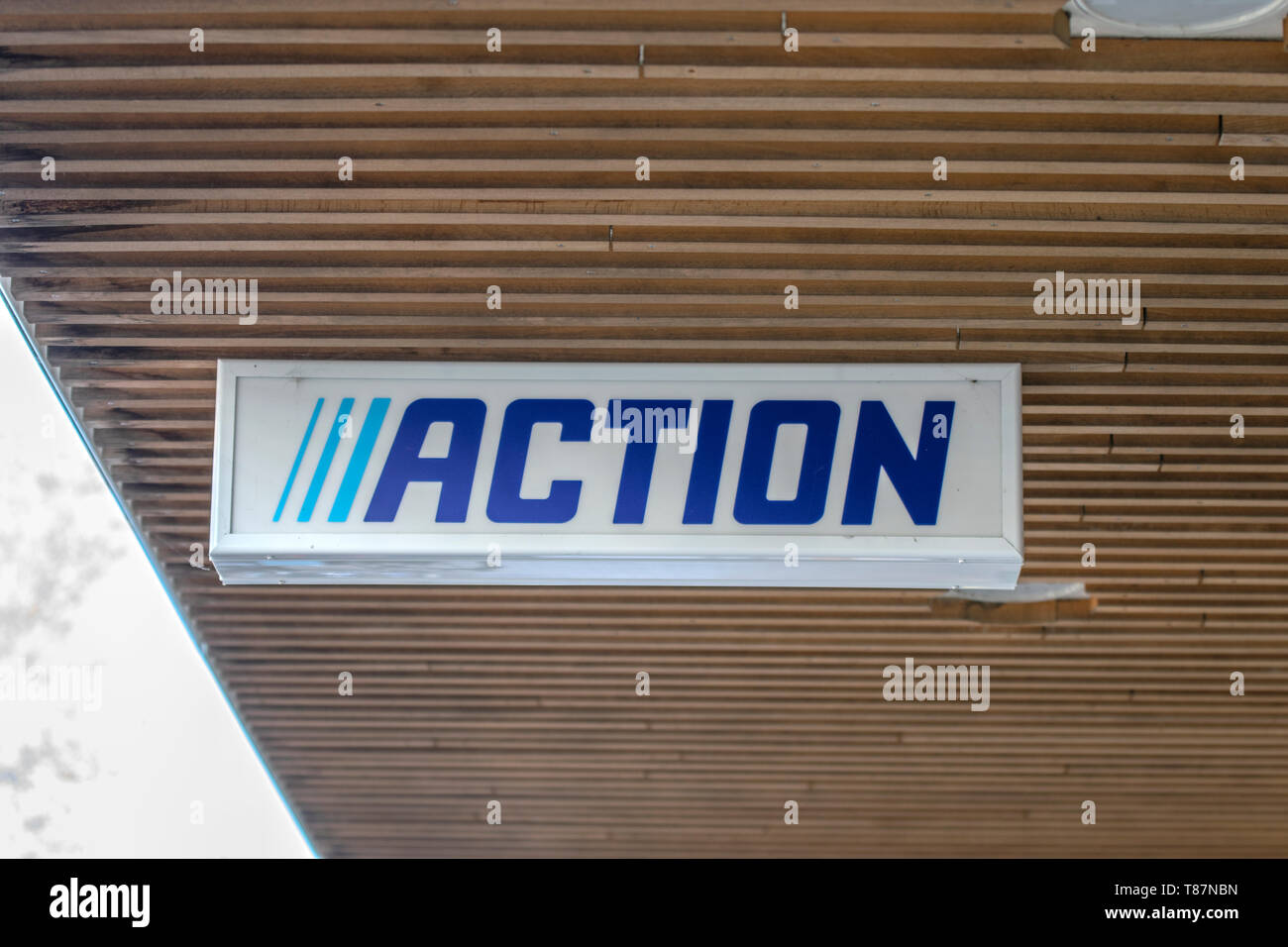 Action store sign hi-res stock photography and images - Alamy