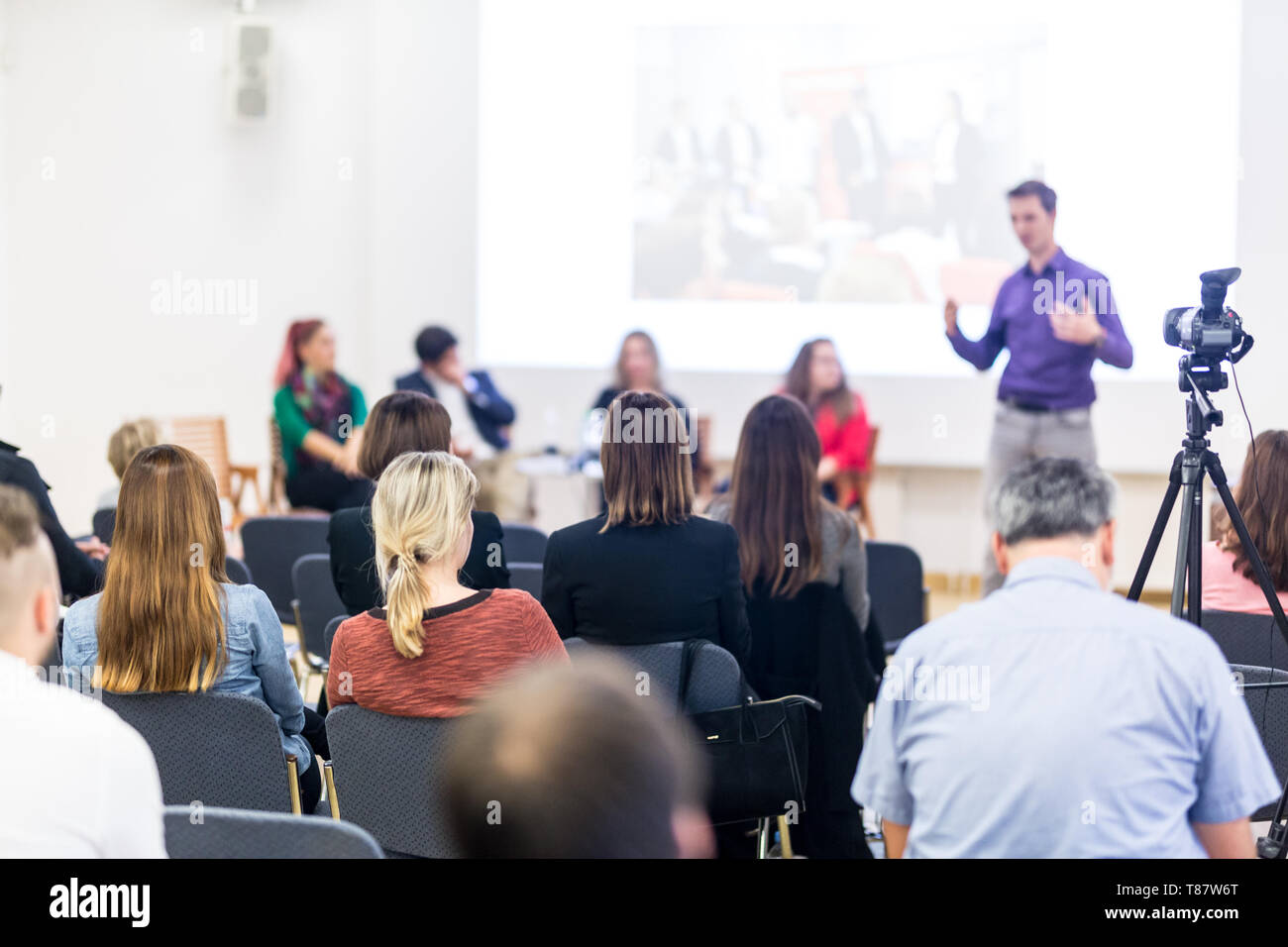 Interview round table discussion hi-res stock photography and images ...