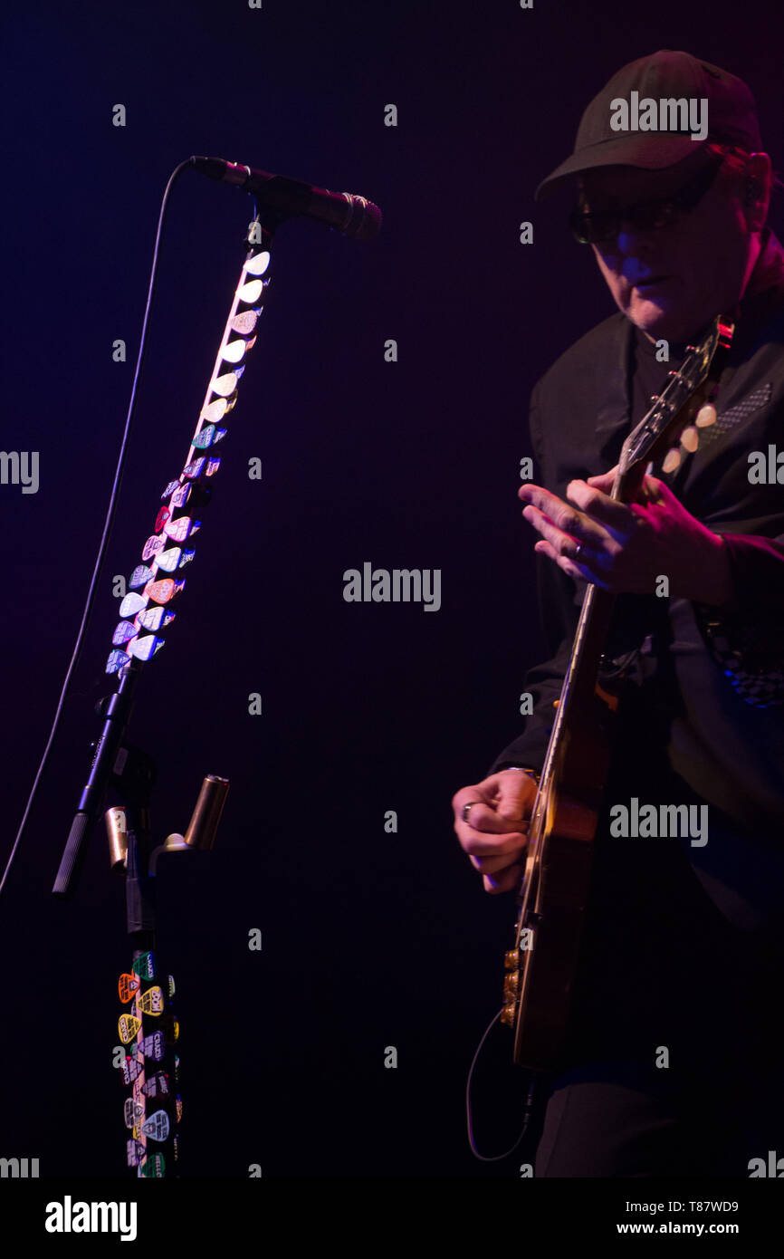 Cheap trick singer hi-res stock photography and images - Alamy