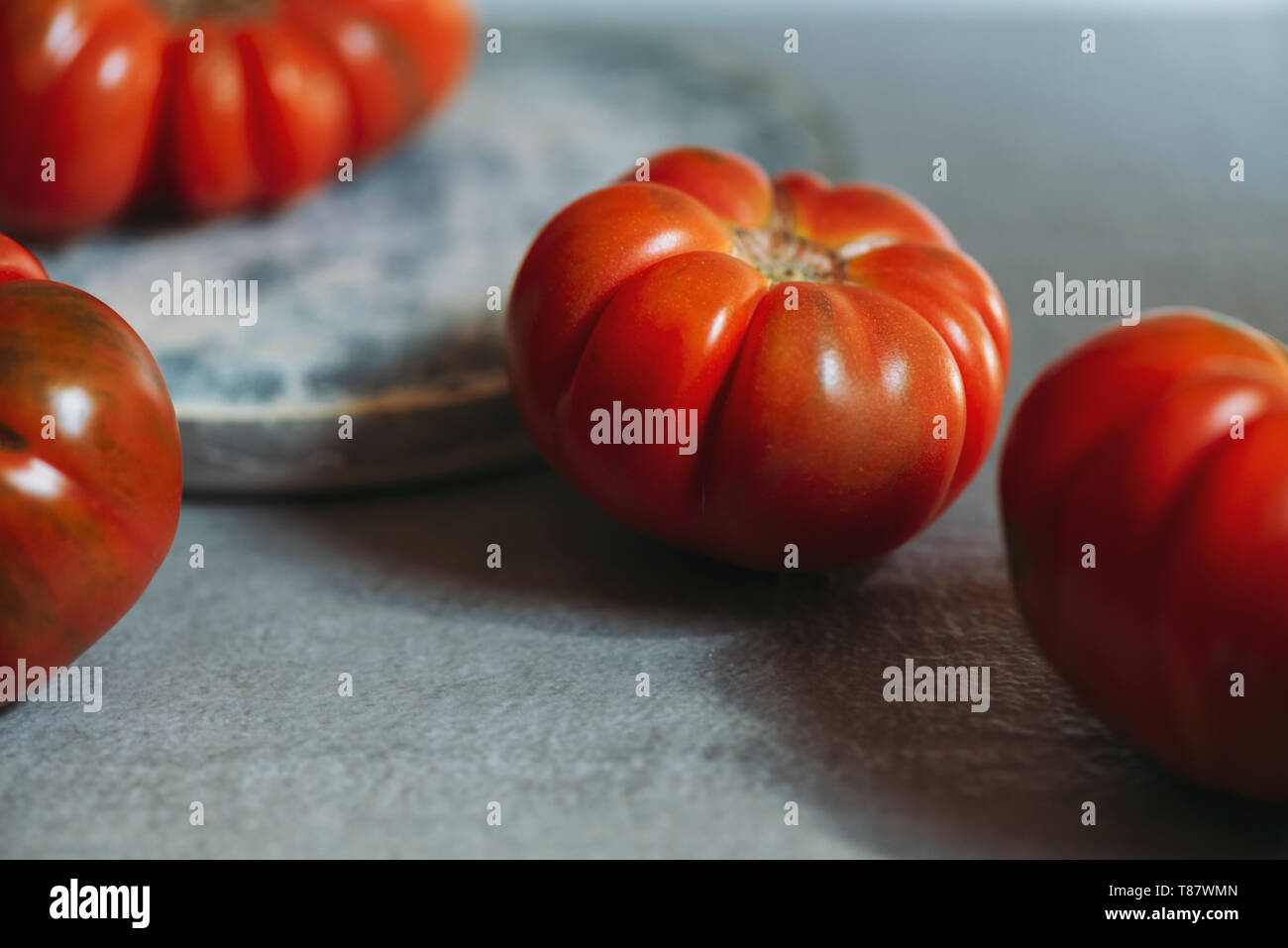 Fresh red Marmande RAF red tomatoes, on the kitchen countertop Stock ...