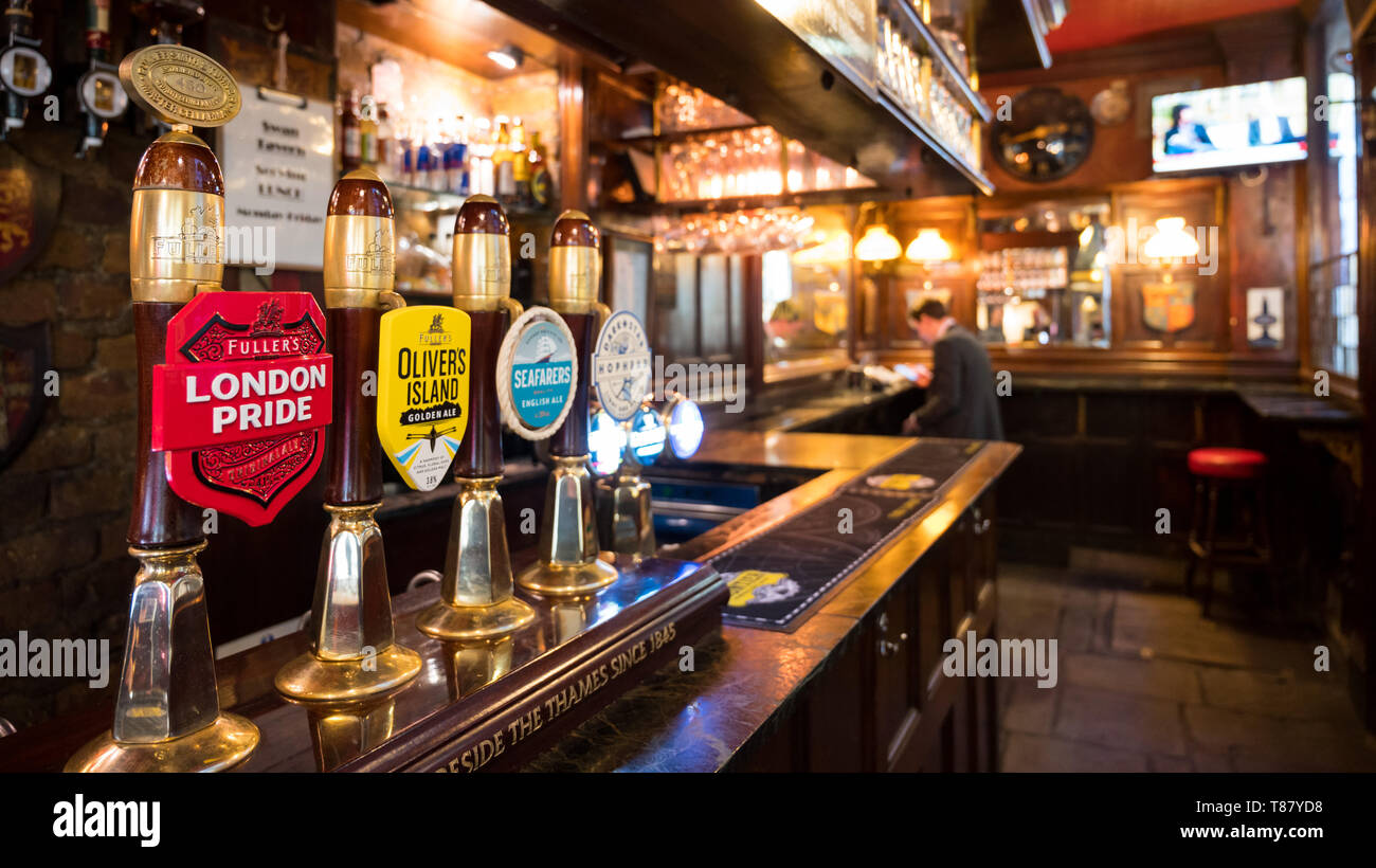 The Swan Pub, City of London Stock Photo - Alamy