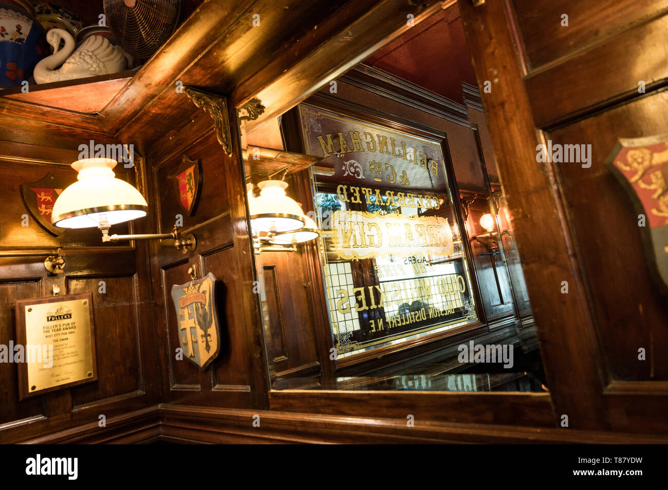 The swan pub interior hi-res stock photography and images - Alamy